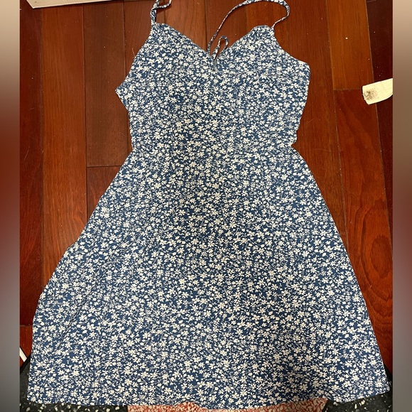 Dresses | Blue And White Floral Print Open Back Flowy Dress | Poshmark